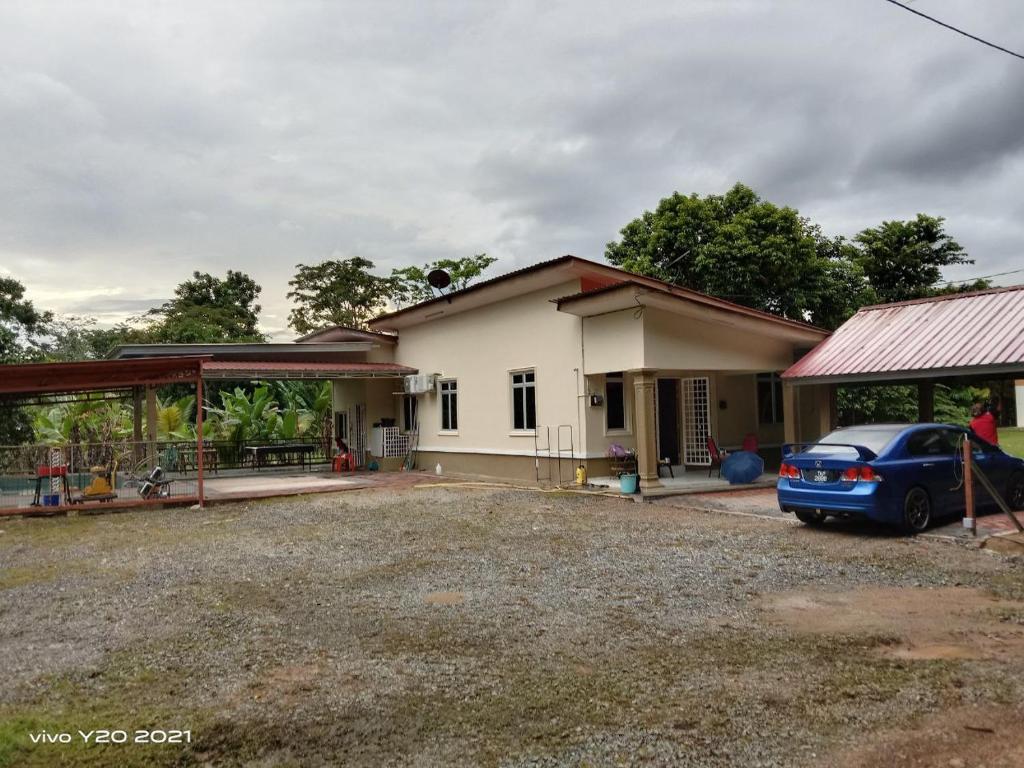 Homestay Kolam Renang Parking Luas, 3 Bilik - Tanah Merah
