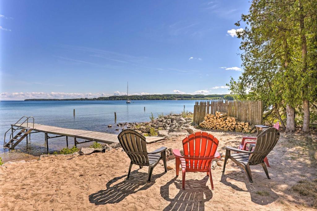 Quaint Studio with Shared Beach Walk to Suttons Bay, Suttons Bay ...
