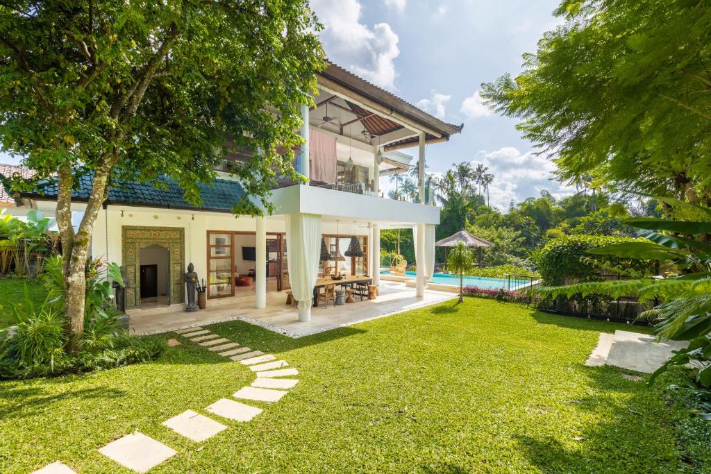 Luxury Villa in City Center w/ Natural Pool La Bohemia Residence Villas ...
