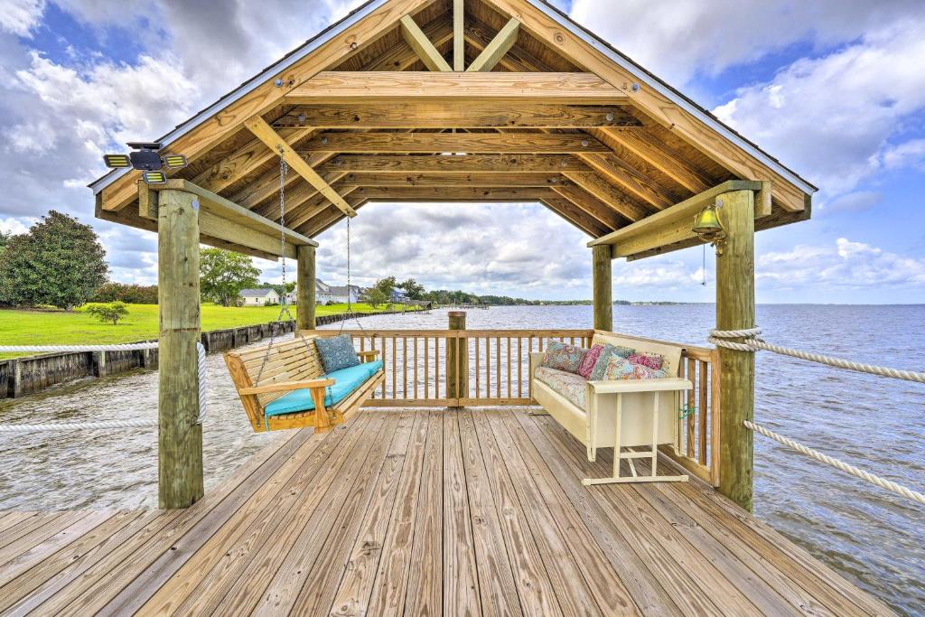 Family Getaway with Pier on Currituck Sound, Currituck (updated prices ...