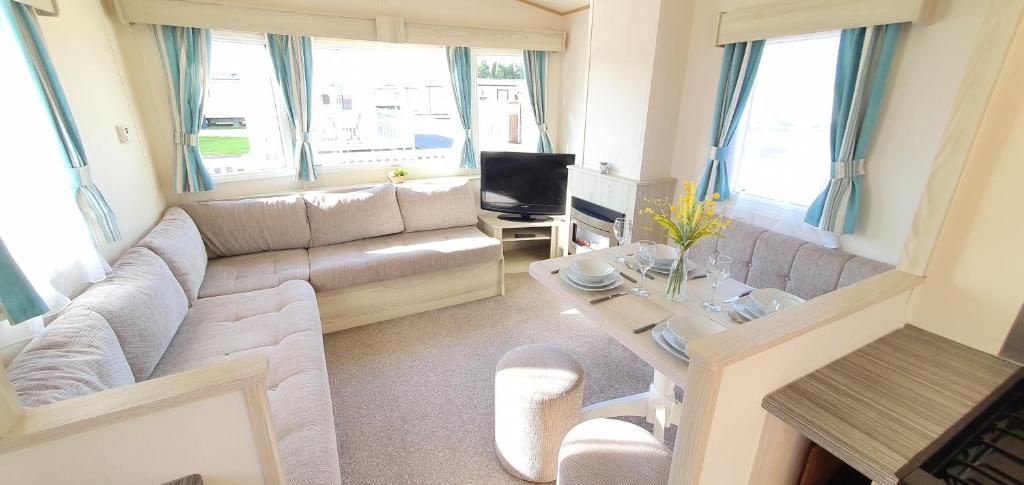 Summer Breeze Caravan, PG160 Golden Palm Resort, Skegness, Chapel Saint ...