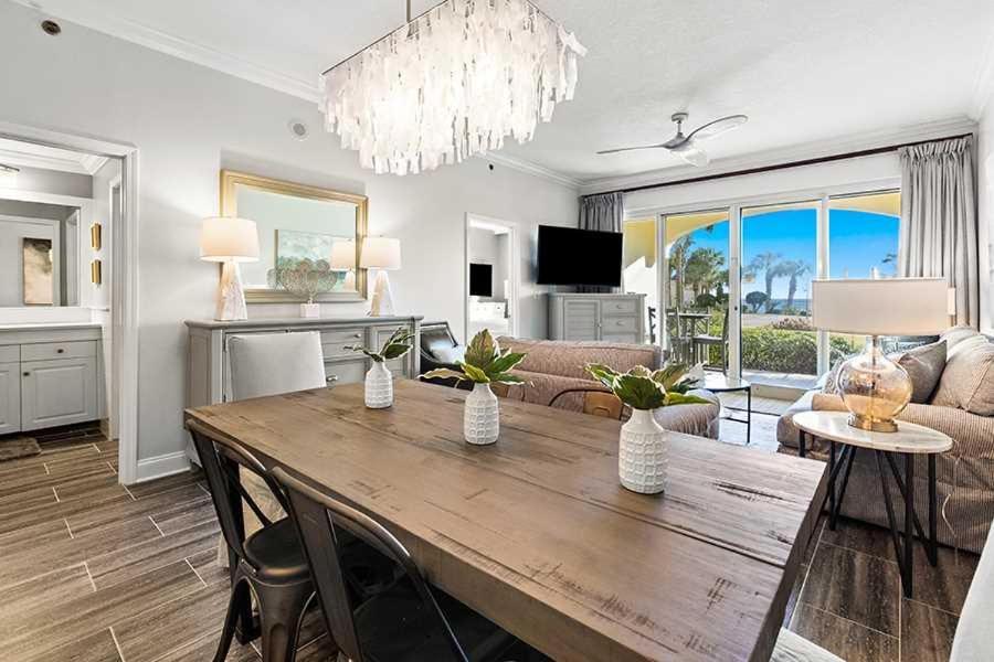 Large End Unit 2 Bed/ 2bath Condo Beautifully Renovated Beach Service Included Leeward Key 502 - Destin, FL