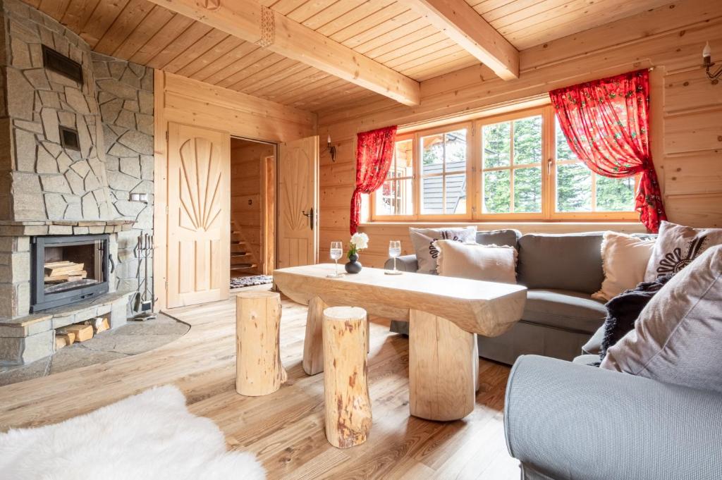 Góralskie domki pod gontem na Polanie Pająkówka (Lengyelország ...