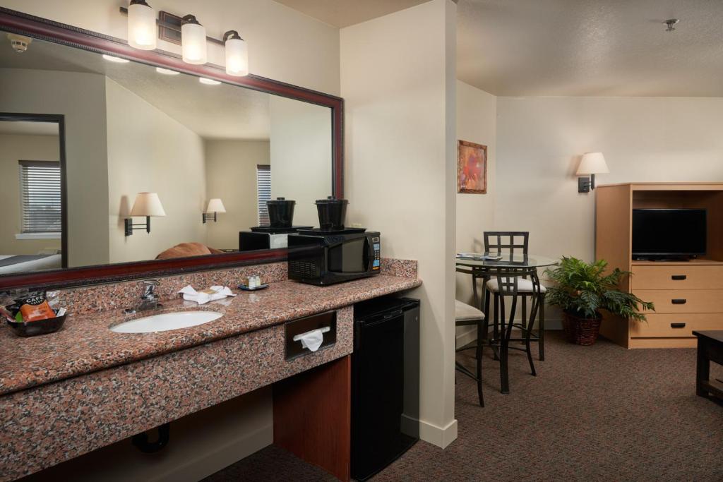 The Hotel Garibaldi, Garibaldi (updated prices 2025)