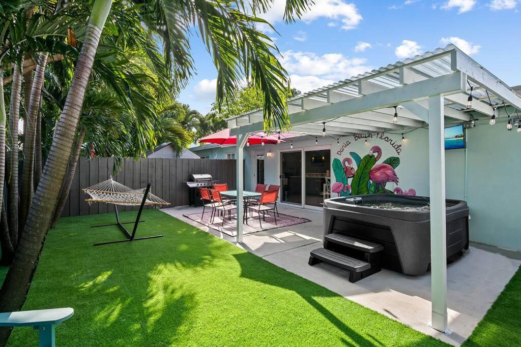 *Tropical Spa! Hot Tub, Ping Pong Table, 5 Min To Beach, Airport, & Downtown!* - Dania Beach, FL