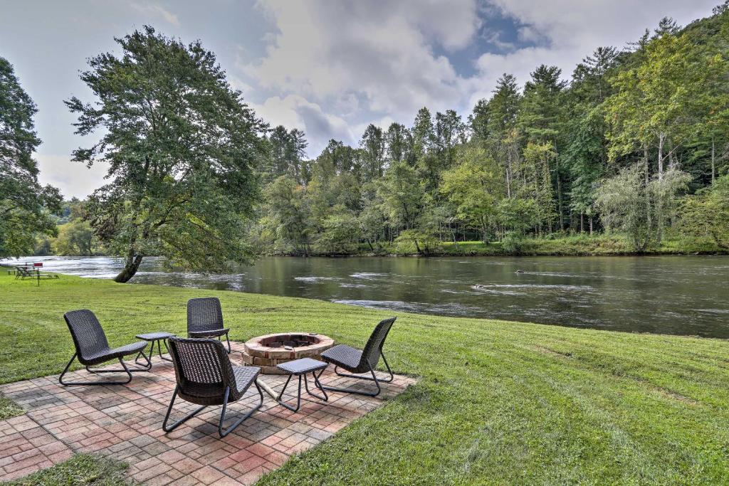 Rivers Edge - Ultimate Riverfront Getaway, Hayesville (updated prices 2026)