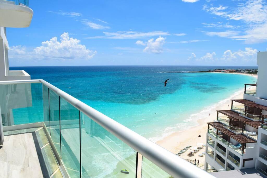 Suite at the best beach, balcony, stunning views, gym, jacuzi, pool ...