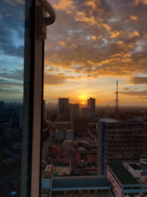 Quezon City Condotel at Mplace South Triangle, Manila – Prezzi ...