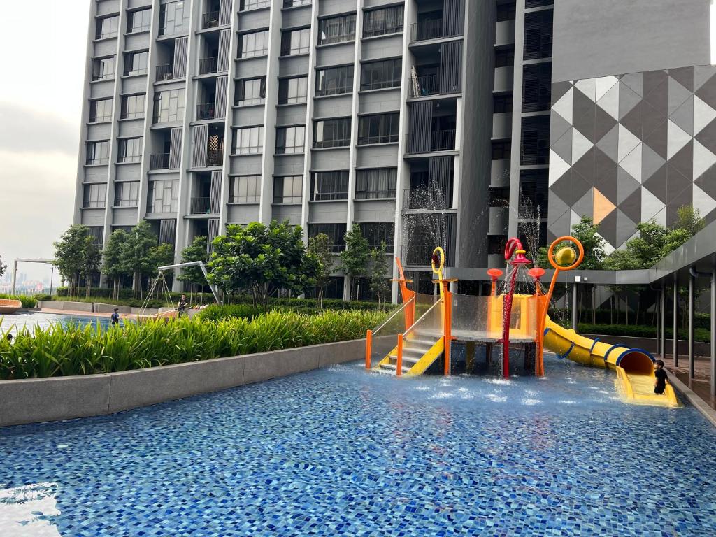 Millerz Square 3 bedroom near Old klang road Mid valley Beautiful night ...