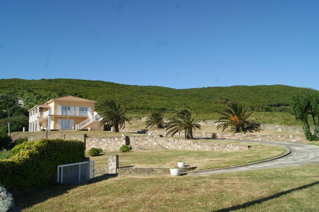 Vue sur mer à Santa Severa - Appartement Les Cyprès, Marine de Luri ...