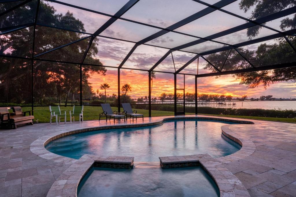 Plantation House On Palma Sola Bay Private Pool And Boat Dock Home - Anna Maria, FL