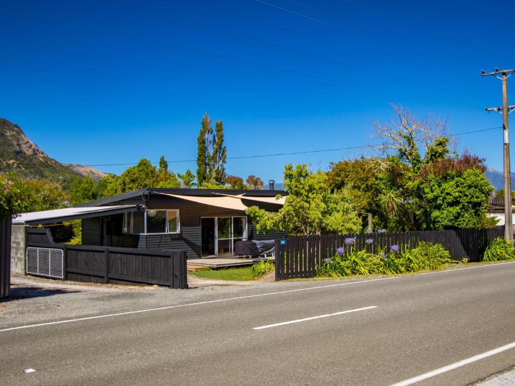 Pukeko Cottage - Pohara Holiday Home, Pohara (updated prices 2025)