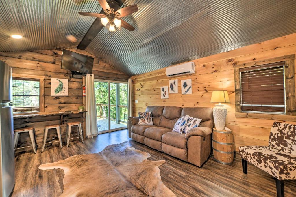 Rustic Dog-friendly Cabin With Deck And Fire Pit! - Kentucky