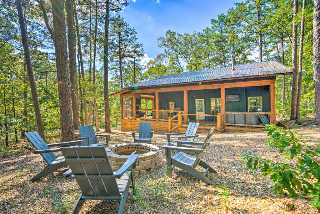 Chic Broken Bow Cabin with Hot Tub and Gas Grill!, Broken Bow – Tarifs 2022