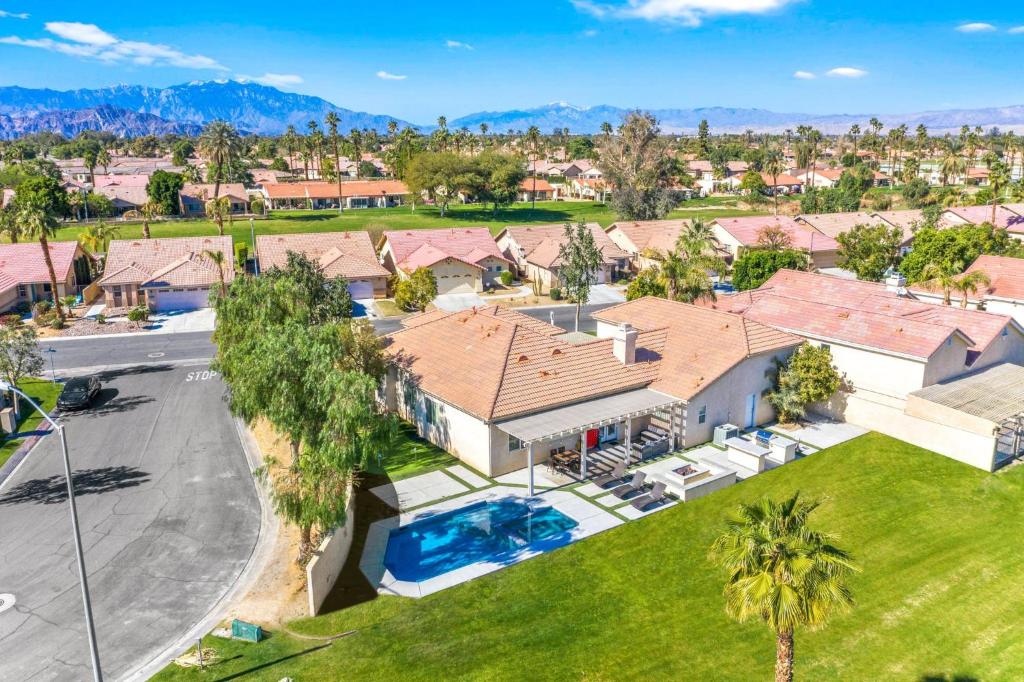 Eden Roc Walk To Coachella,pool,fire Pit,bbq,putting Green, Parking, Sleeps11 - - Palm Desert, CA