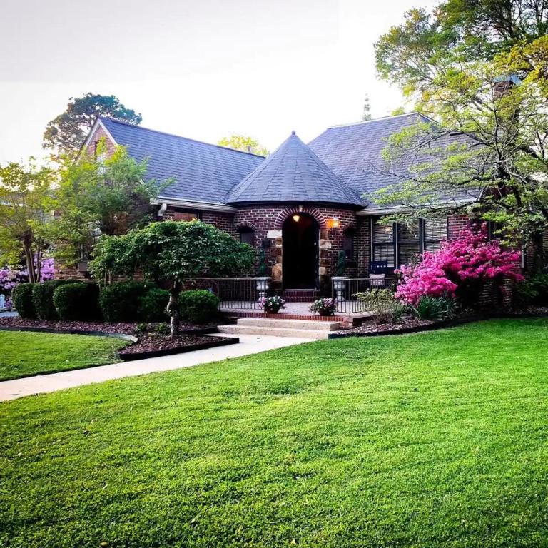 12. Historic Turret House established in 1937, Boaz (updated prices 2026)