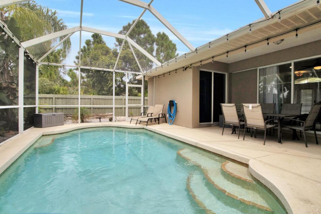 Stylish & Bright Mins to Downtown Pool Parking, North Port (updated ...