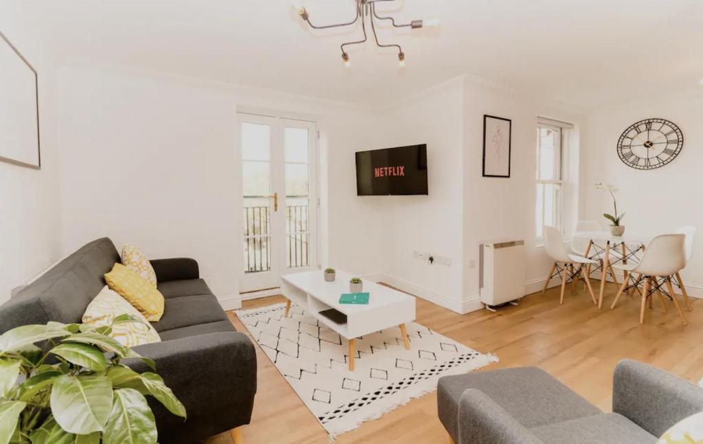Station View Apartment With Free Parking - Norfolk