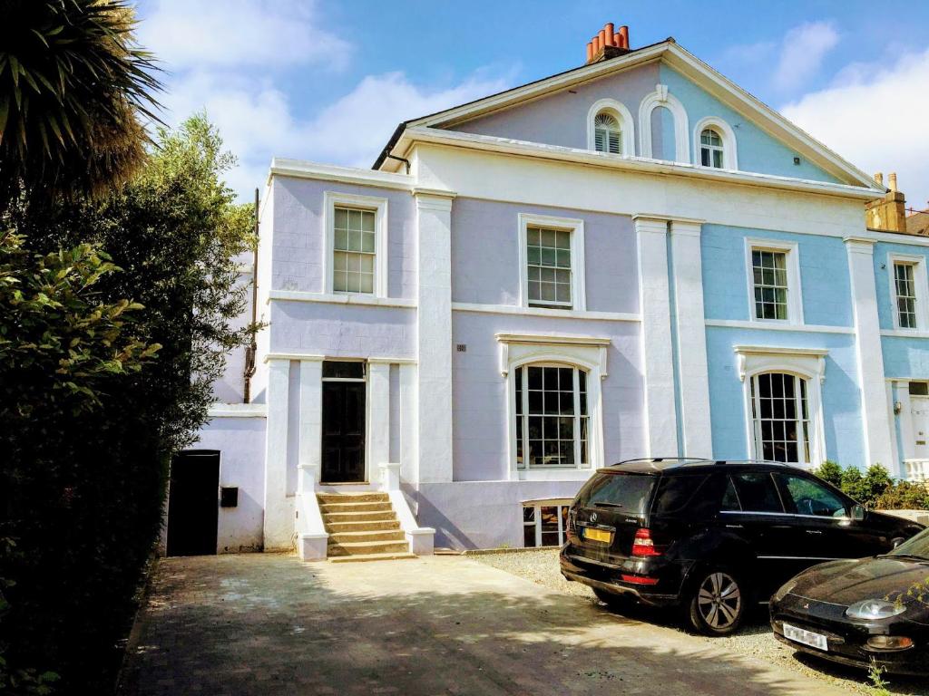 Elegant & spacious parkside 2-bedroom 2-bathroom flat in period ...