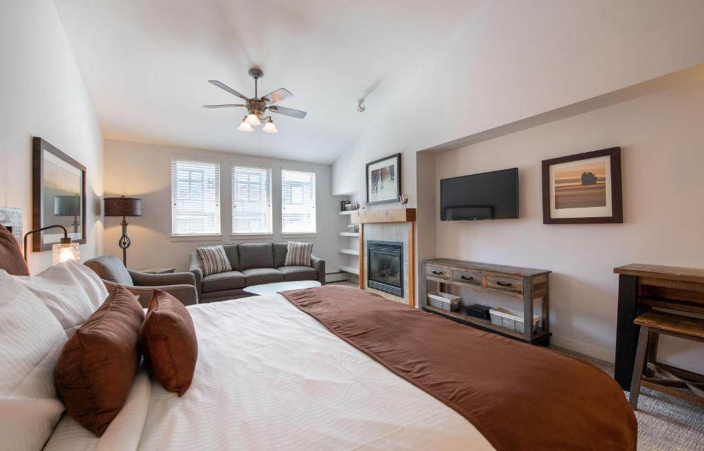 Premium Unit 3620 - Studio - Fraser Crossing Founders Pointe condo ...
