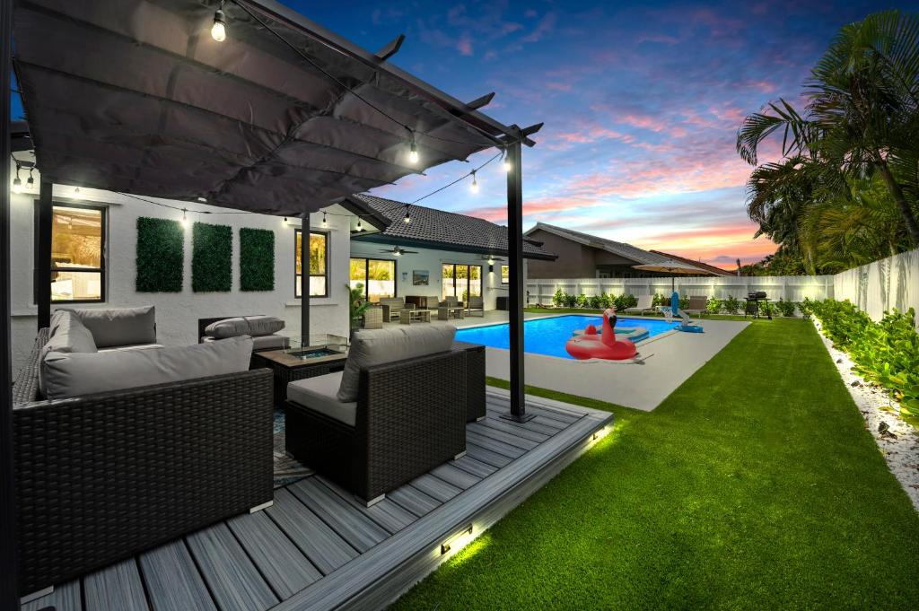 Villa Paradise Miami, Luxury Gem with Heated Pool, Game Room, Fire Pit ...
