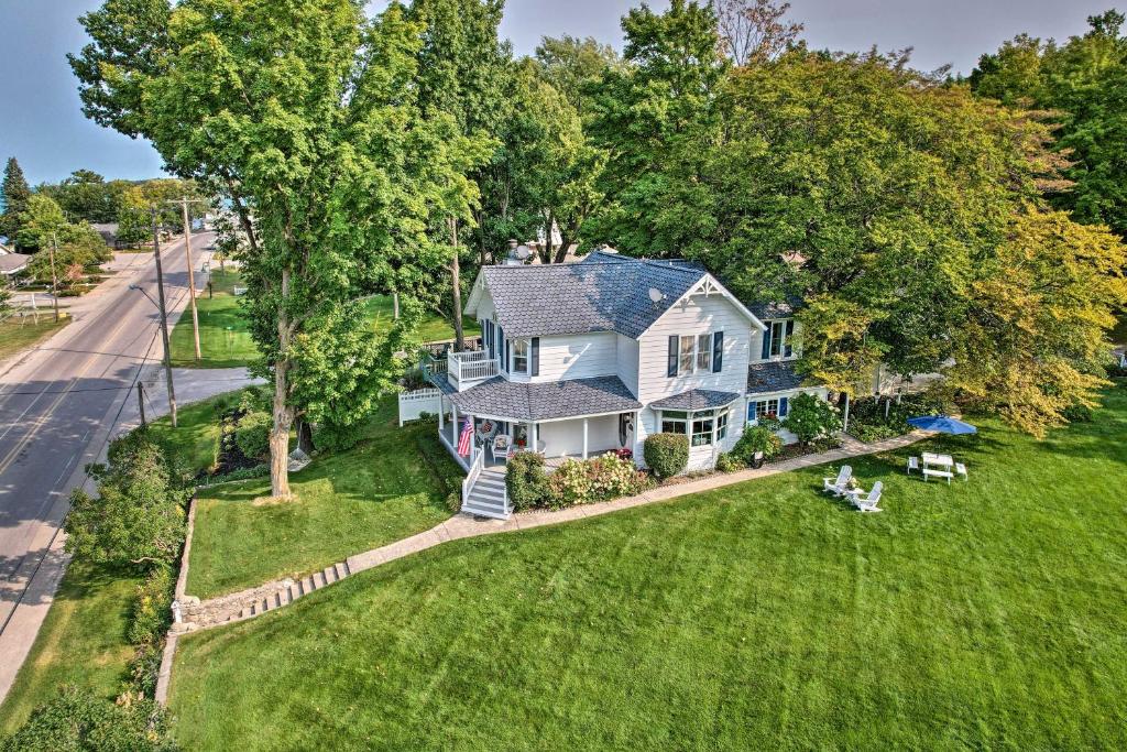 Elegant 1905 Home Steps to Torch Lake and Dtwn, Alden (updated prices 2025)