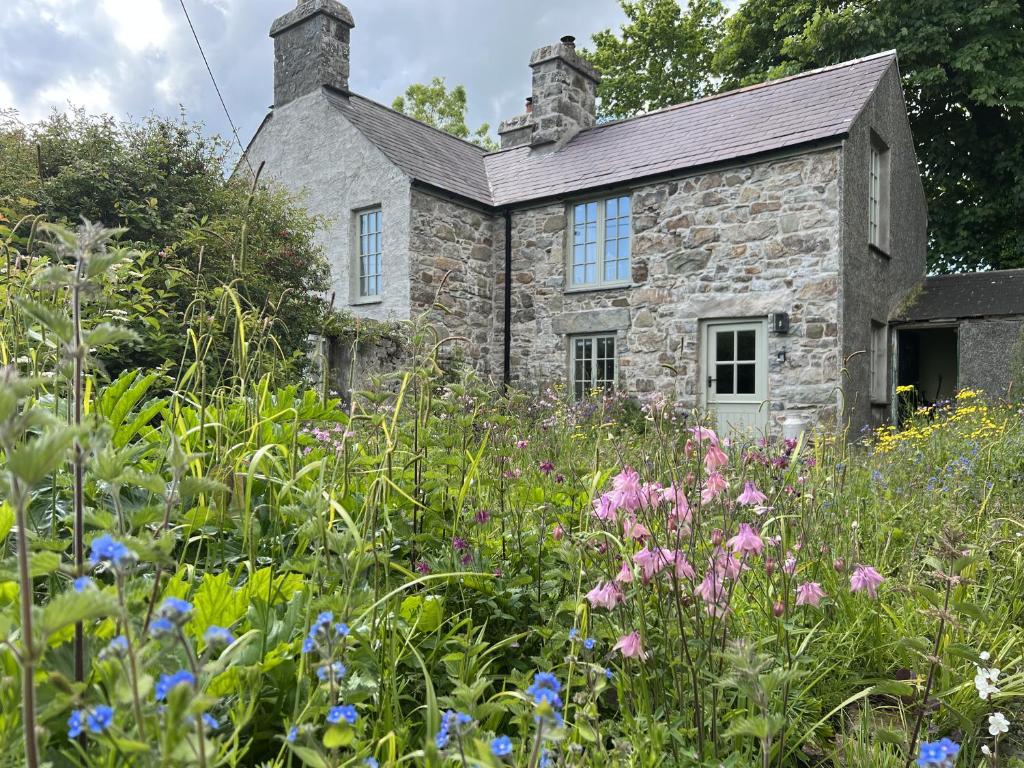 TY CAPEL ABERSOCH beaches, comfy beds, super Wi-Fi, TV, wood fires ...