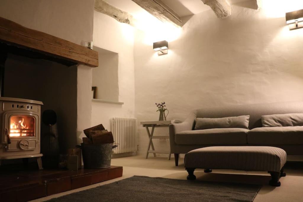 The Flower Barn, a beautiful countryside retreat with hot tub., Halwill ...
