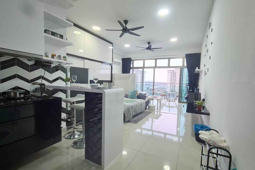 Studio Balcony Lake View Palazio Austin IKEA AEON by GDRAGON HomeStay ...