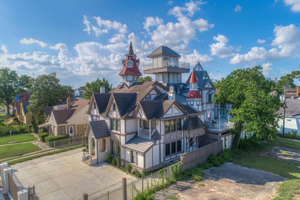 Villa With 8 Bedrooms And Heated Swimming Pool - Lake Eden, Pearland