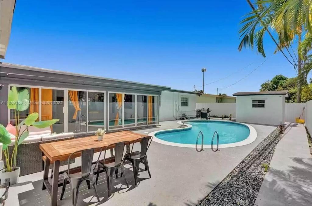 Luxury Pool Villa // 5BD 4BA, Miami (updated prices 2024)