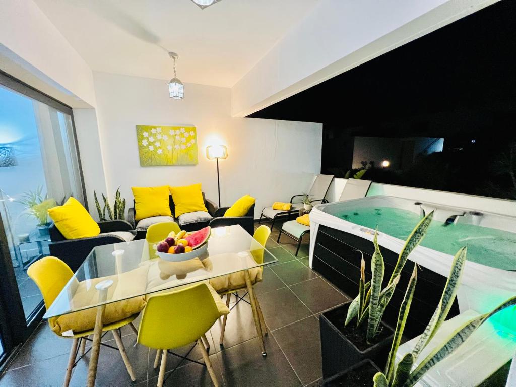 Apartamento Fuerteventura Amarillo Vv - Fuerteventura Site- Jacuzzi, Aire Acondicionado, Bajo Accesibilidad , Diseño , Luxury -Fuerteventura Site - Fuerteventura