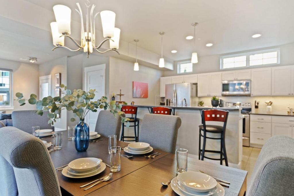 Quiet Urban Community – Designer Home W/ Hot Tub! - Fort Collins, CO