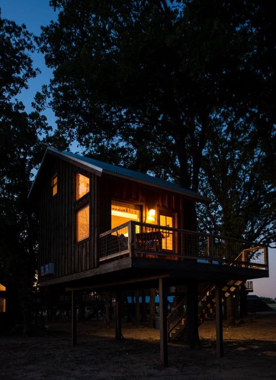 Mockingbird Treehouse 15 MIN to MagnoliaBaylor, Elm Mott – Updated 2023 ...