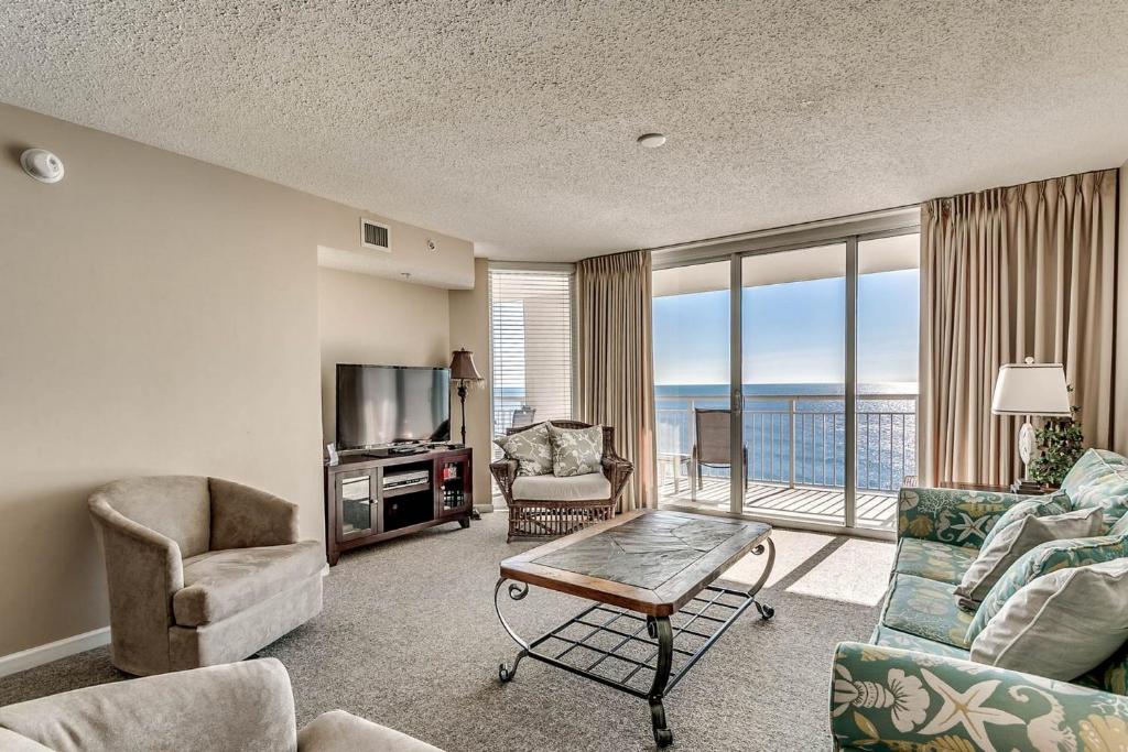 Family-friendly condo, 3-bed, 3-bath, updated kitchen and counters ...