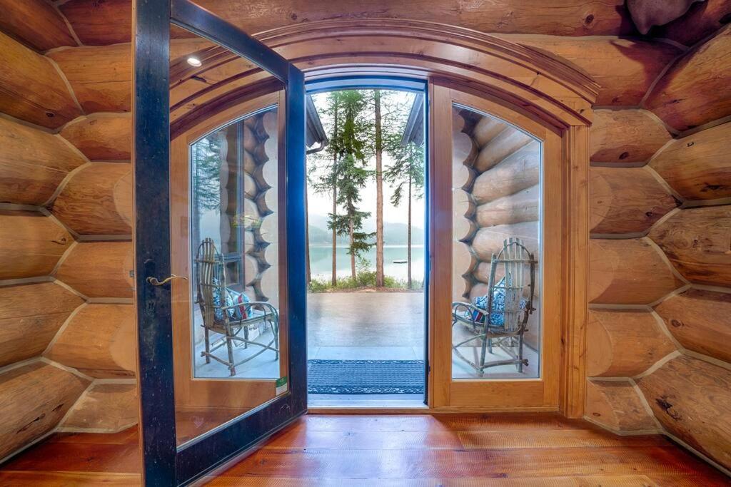 The Montana Manor, Custom Log Estate Sleeping 14, Marion, USA - Booking.com