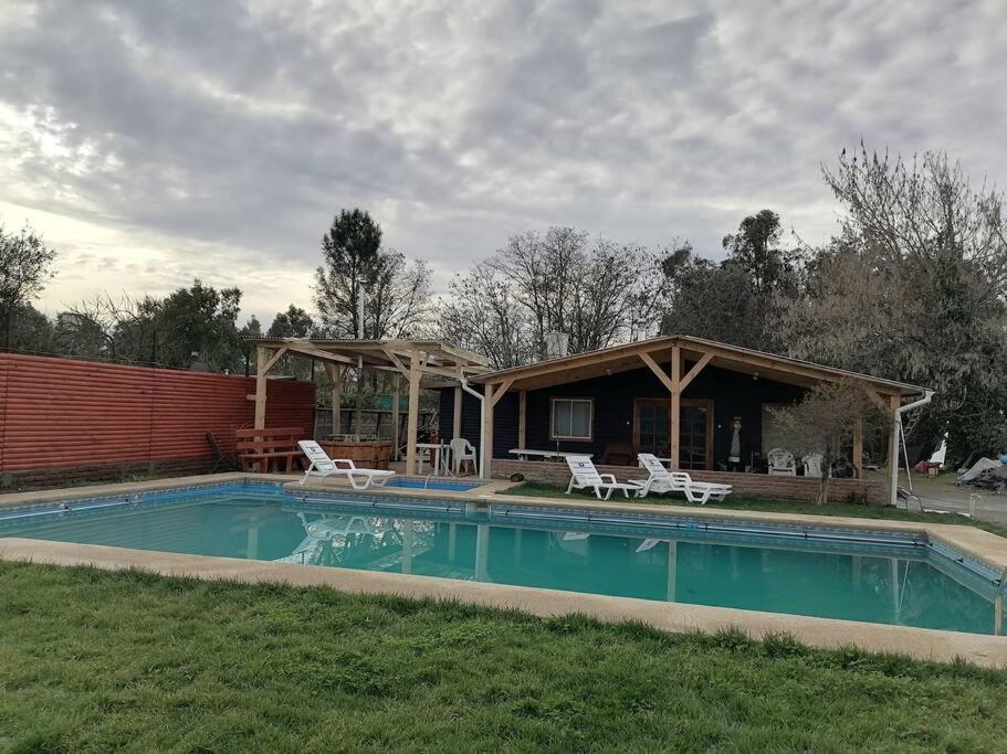 Agradable Cabaña con Gran Piscina y Tinaja, Quillón (precios ...