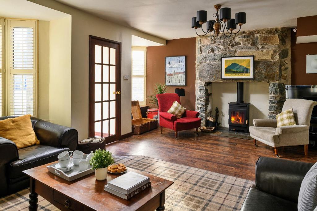 Finest Retreats - Awelon - Large Cottage to sleep 10 with Hot Tub ...