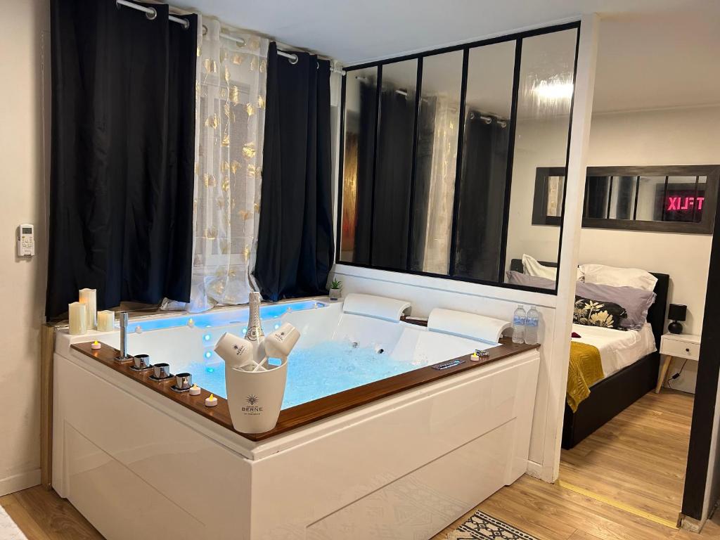 Love Room à Cannes - Appartement 25m2 pour 2 personnes avec un jacuzzi ...