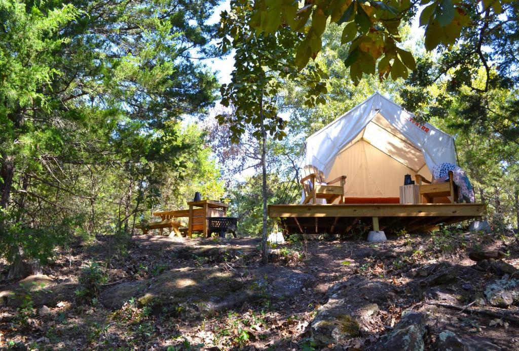 Tentrr Signature Site - Whispering Oaks Rock Garden, Montalba (precios ...