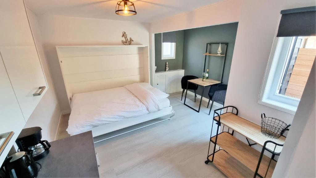 WGM37 practical new studio near the lighthouse, Westkapelle (updated ...