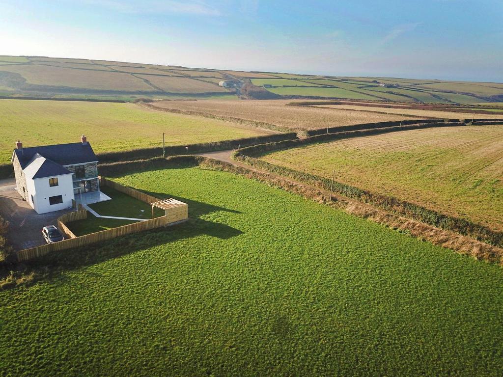 Stunning home, sea views, walk to beach, Saint Ervan (updated prices 2025)