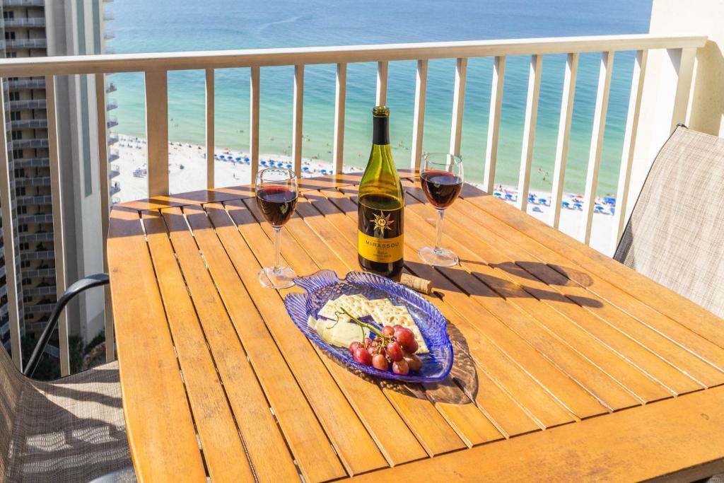 Beachfront & Free Beach service! Lagoon pool!, Panama City Beach ...