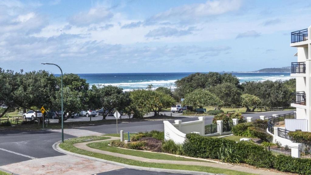 Breakers 2 - 8, 18 - 20 Pacific Parade, Yamba (updated prices 2025)