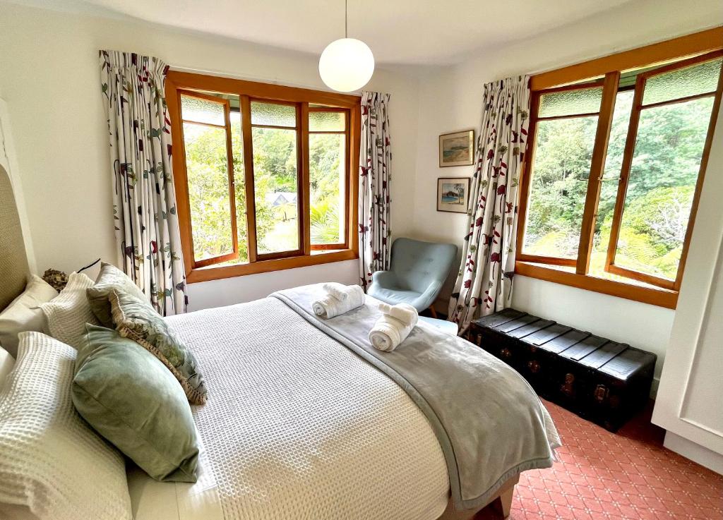 Italian Charm - Bush & Sea Views - Picton