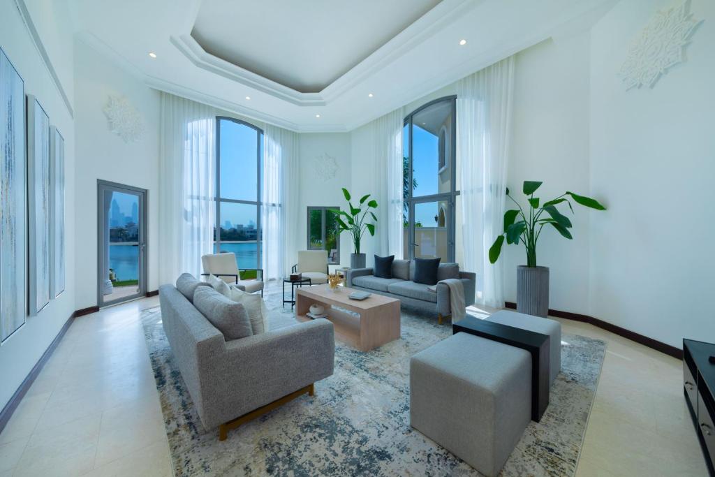 Maison Privee - Mesmerizing Beachfront Villa on The Palm with Pool ...