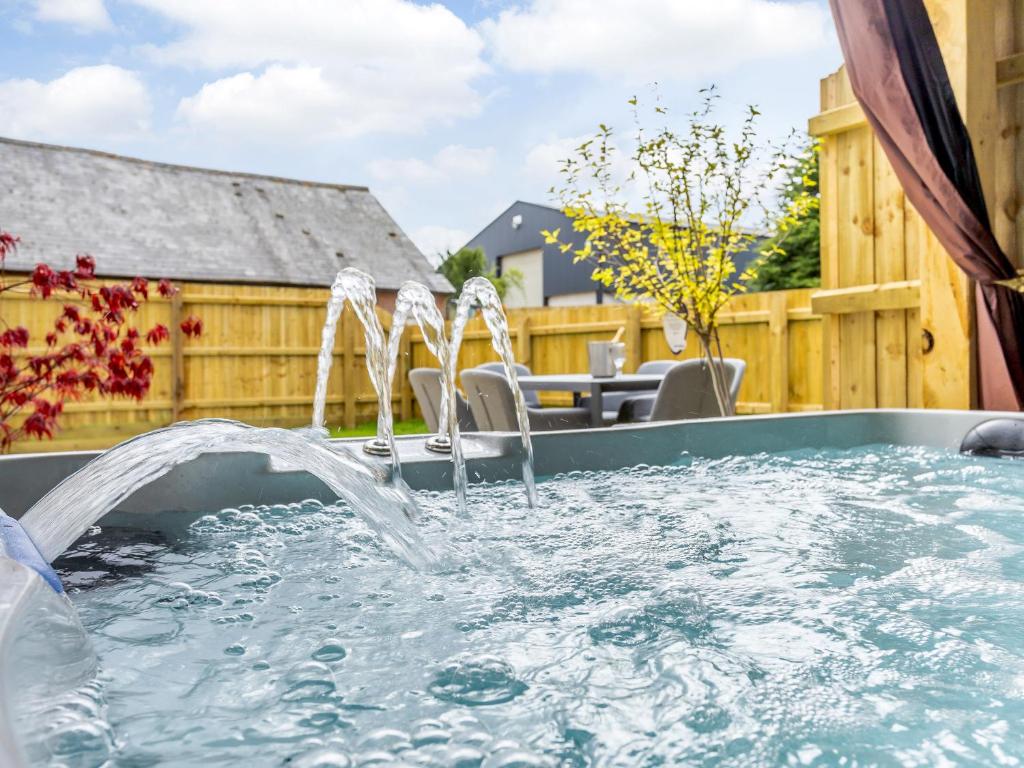 Toppesfield Hall Luxury Cottage with Hot Tub, Halstead – Prezzi ...