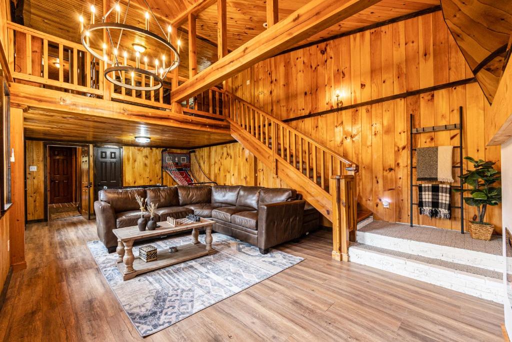 Fun cabin with hot tub, pool table & fire pit - BIG BLUE, Bryson City ...