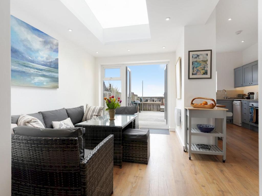 Pass the Keys The Green Dolphin The Green Dolphin 4 Bed Victorian Beach ...