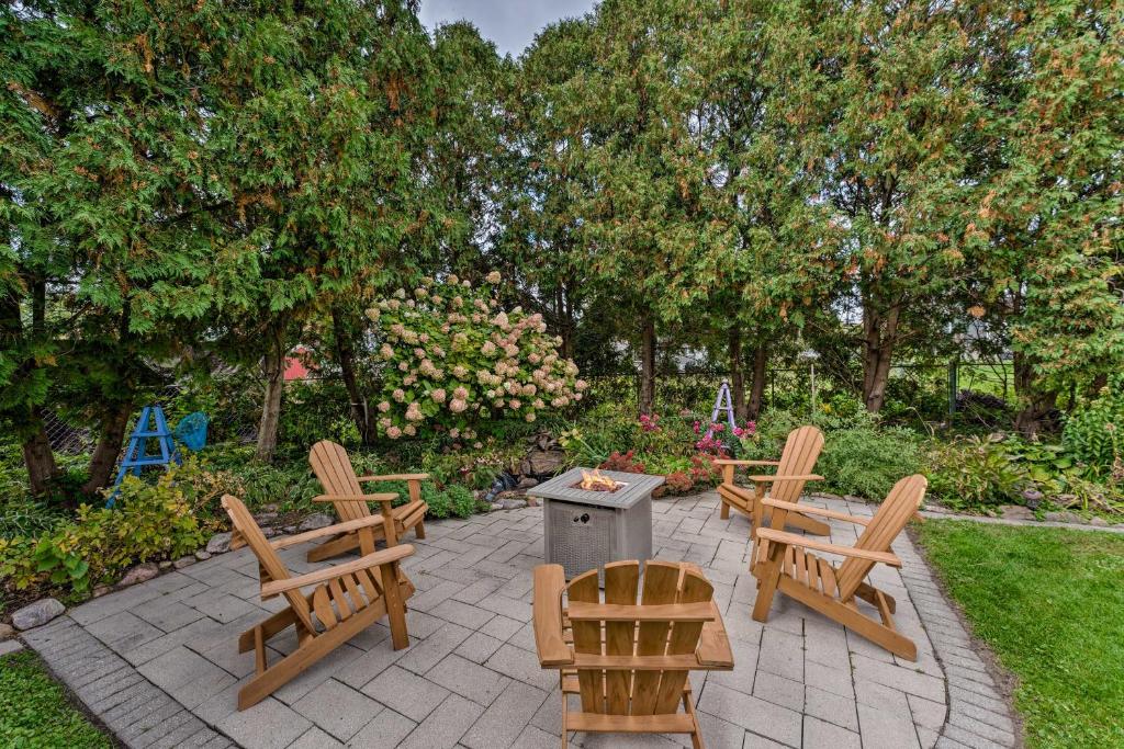 Airy Cottage Close to Rock Lake with Fire Pit!, Lake Mills (updated ...